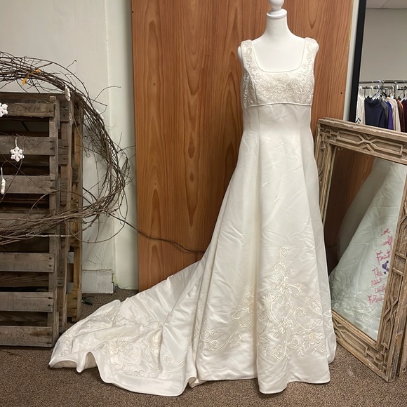 David's Bridal | Dresses | Davids Bridal Gloria Vanderbilt White Cream ...